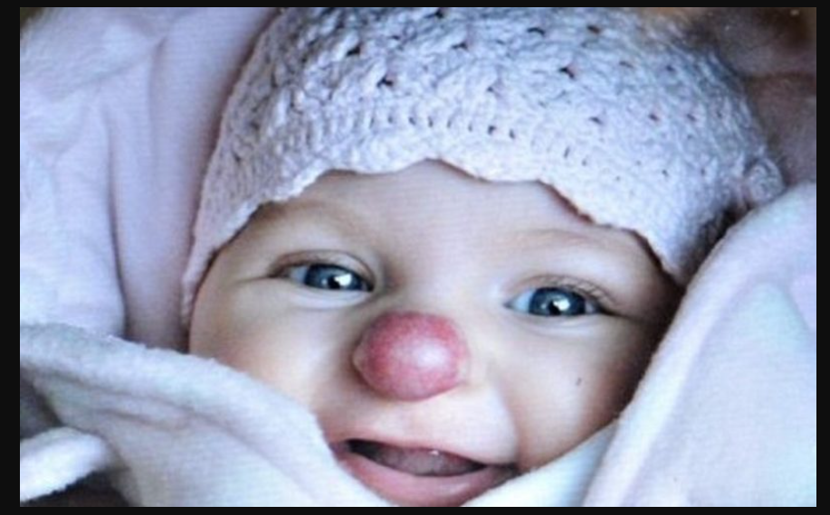 Voici la fille avec le nez rouge de clown maintenant. Regarde à quel ...